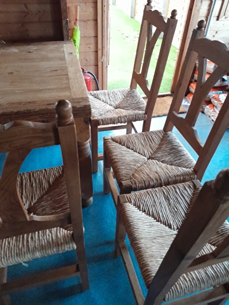 rustieke tafel en stoelen