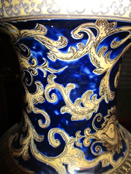 VINTAGE VERGULDE CHINESE VAAS MET KOBALTBLAUW VERSIERD